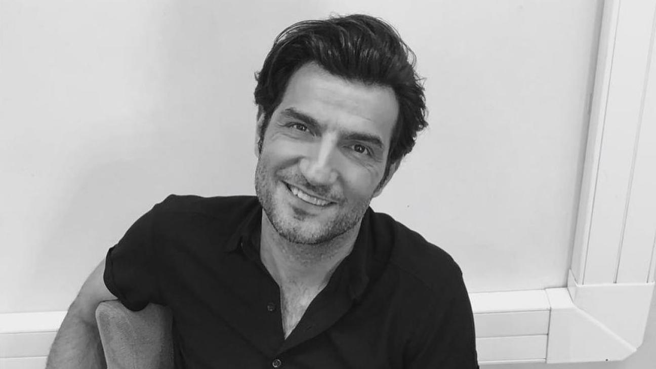 Ο Νίκος Κουρής με new age κομψότητα στην Επίδαυρο -Αμάνικο γιλέκο και διακριτικό στιλ | BOVARY